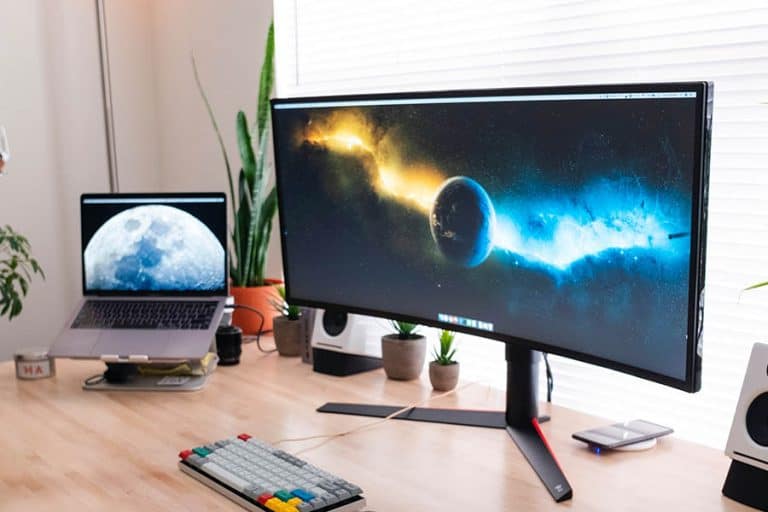 Curved vs Flat Monitors - Which should you go for? - Spacehop